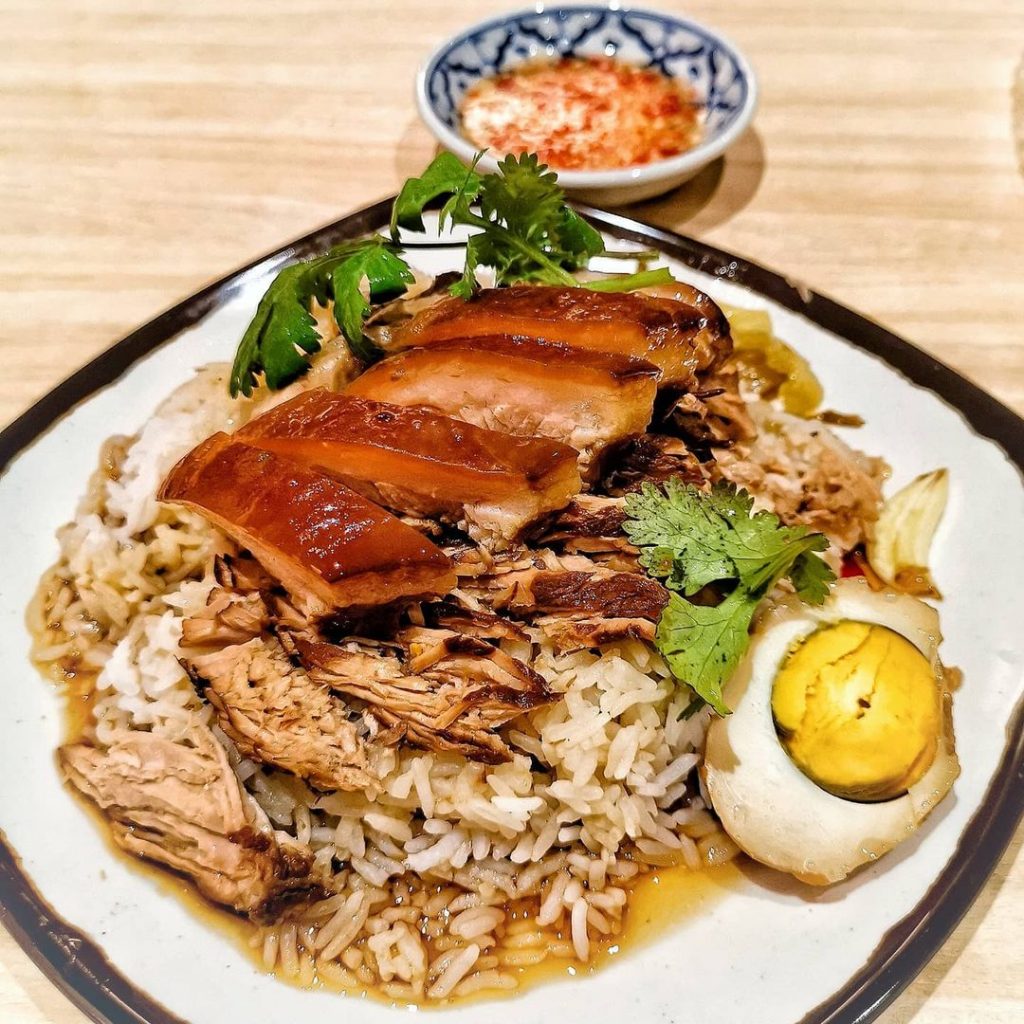 Kin Kao Young一秒置身泰国街头🇹🇭网友力荐「泰式猪脚饭」软糯可口、人间美味不过如此💯 - 🇸🇬新加坡省钱皇后-皇后情报局