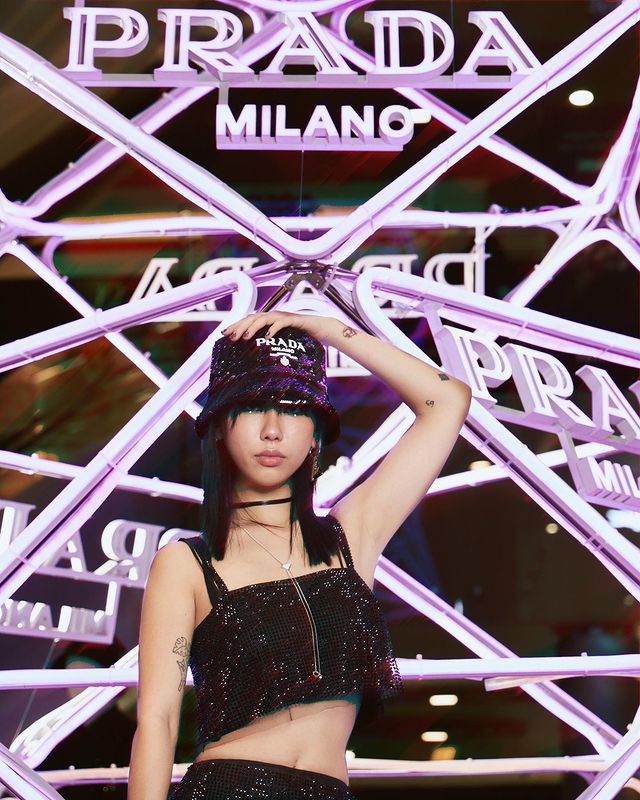 Prada Glow快闪店抵达狮城🇸🇬全场梦幻紫，散发赛博朋克未来感💜打卡限期至12月31日！ - 🇸🇬新加坡省钱皇后-皇后情报局